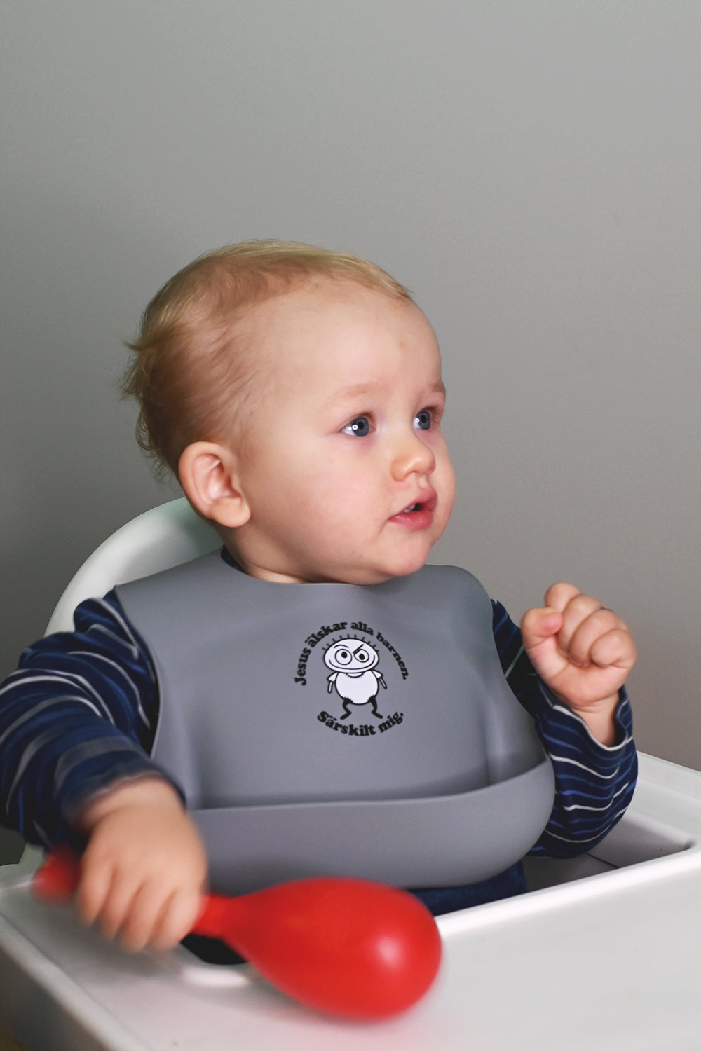 Betonggrå haklapp i mjuk silikon: Jesus älskar alla barnen. Särskilt m – Me and My House Store AB