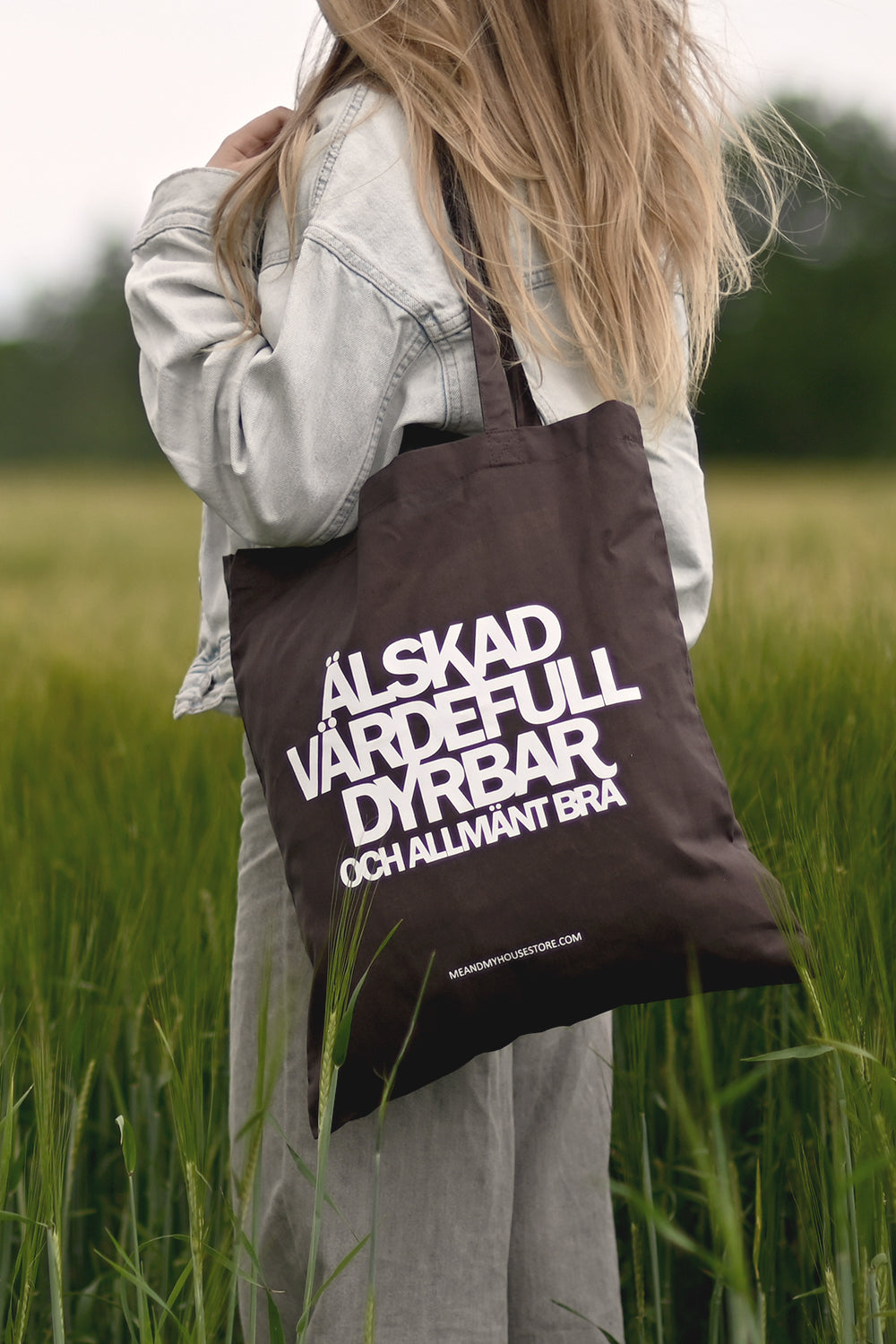 Tygkasse i chokladbrunt: Älskad, värdefull, dyrbar. Och allmänt bra. – Me and My House Store AB